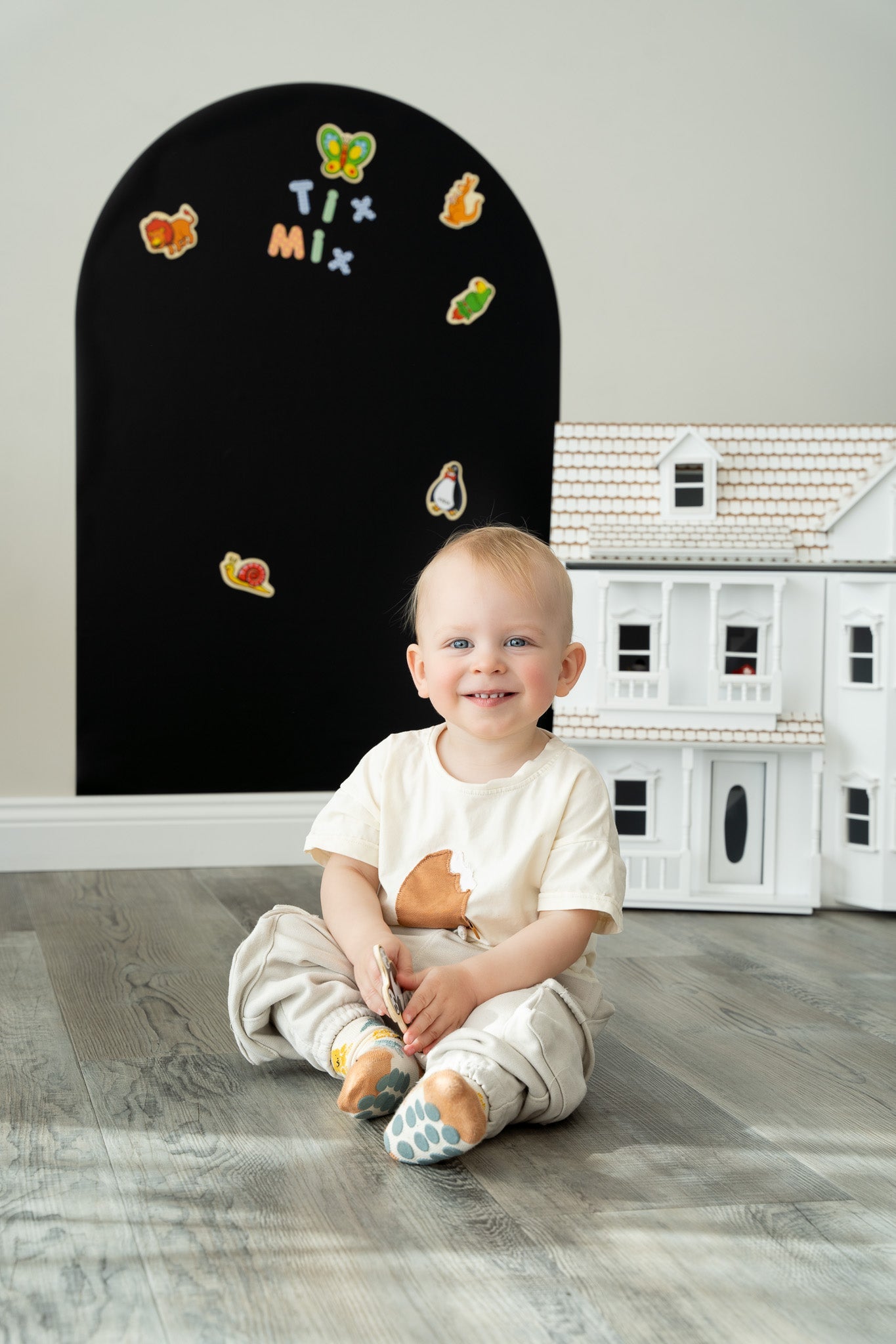 Magnetic wall decal – Tix & Mix